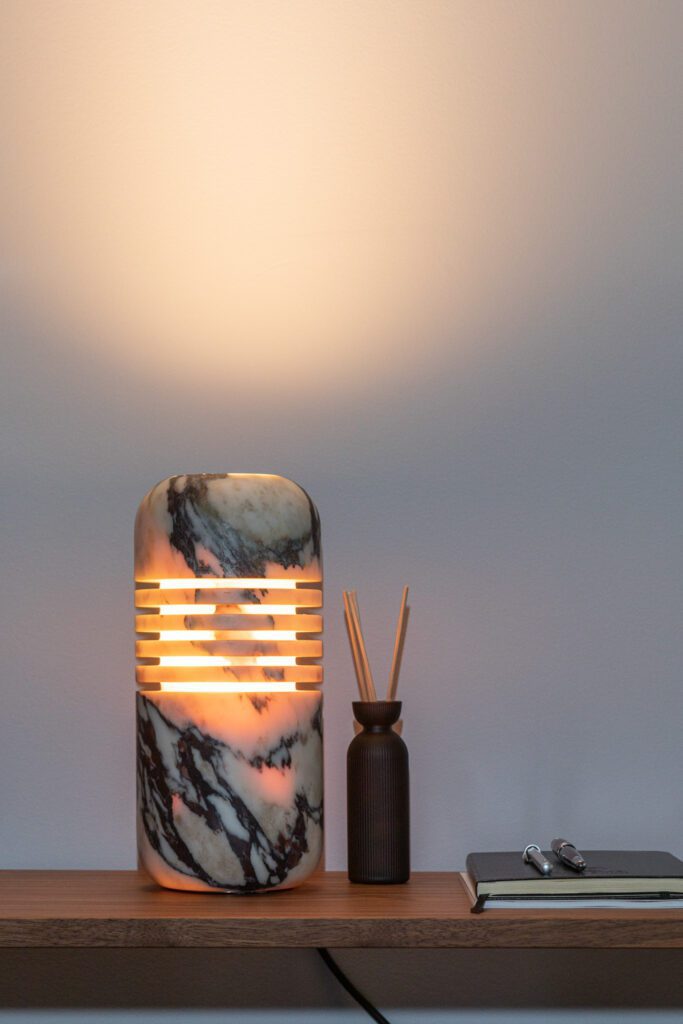 Bordlampe i Calacatta Viola marmor | LUMI S CALACATTA VIOLA