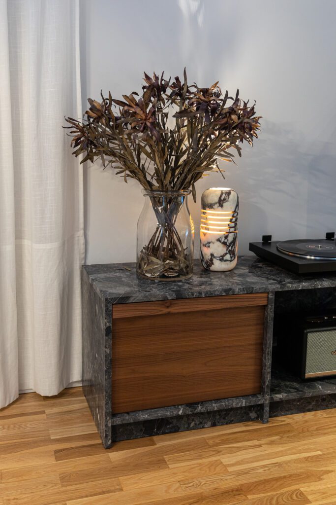 Bordlampe i Calacatta Viola marmor | LUMI S CALACATTA VIOLA